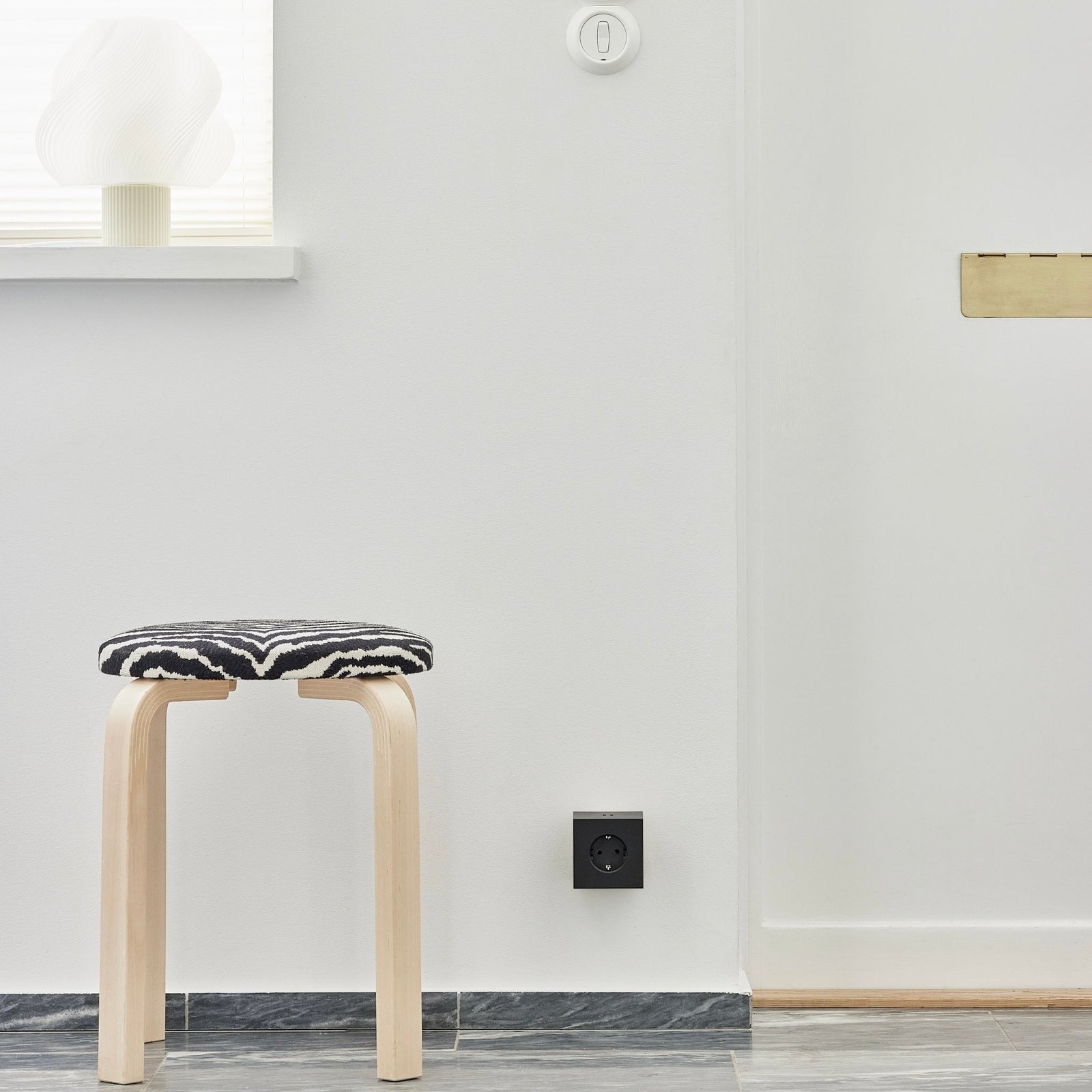Square 2 - Stockholm Black / USB-C (30W) – AVOLT